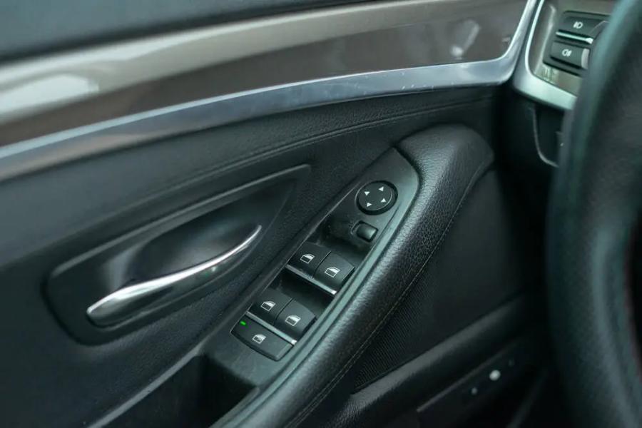 Pelēks BMW 525 2014 Liepāja, ar dzinēja tilpumu 2.00 L un nobraukumu 346 tūkst. km par 8800 €, foto 21 vietnē AUTOMOTO.COM.LV