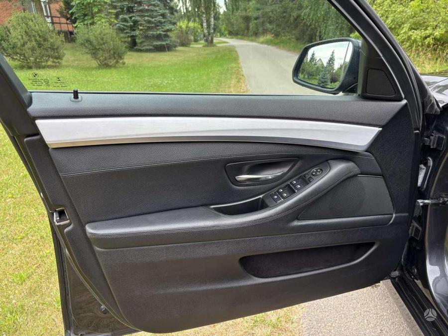Pelēks BMW 525 2014 Panevēža, ar dzinēja tilpumu 2.00 L un nobraukumu 251 tūkst. km par 8250 €, foto 14 vietnē AUTOMOTO.COM.LV