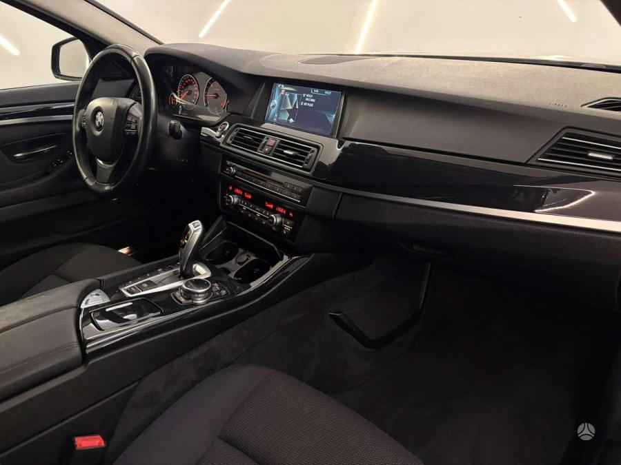 Grey BMW 525 2014 in Marijampole, with an engine capacity of 2.00 L and mileage of 301 thousand km for 8850 €, photo 16 on AUTOMOTO.COM.LV
