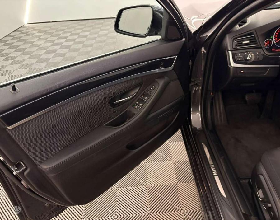 Grey BMW 525 2014 in Marijampole, with an engine capacity of 2.00 L and mileage of 301 thousand km for 8850 €, photo 25 on AUTOMOTO.COM.LV