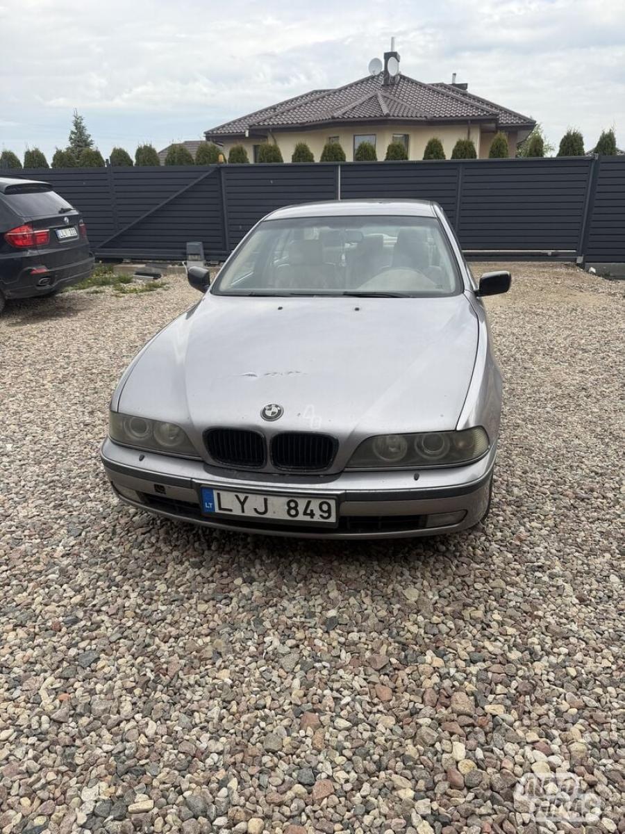 BMW 525 2000 in Vilnius, with an engine capacity of 2.50 L and mileage of 400 thousand km for 999 €, photo 1 on AUTOMOTO.COM.LV