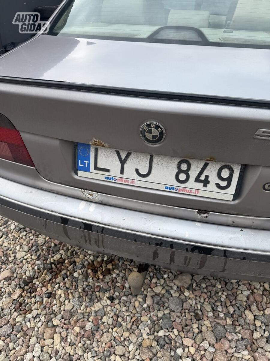 BMW 525 2000 in Vilnius, with an engine capacity of 2.50 L and mileage of 400 thousand km for 999 €, photo 9 on AUTOMOTO.COM.LV