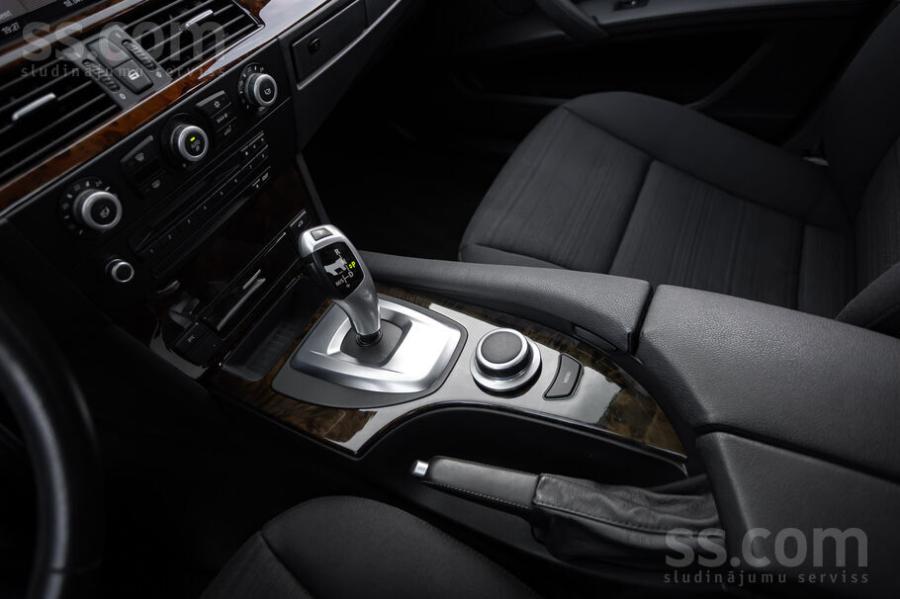White BMW 525 2007 in Jelgava, with an engine capacity of 2.50 L and mileage of 24 thousand km for 11922 €, photo 8 on AUTOMOTO.COM.LV