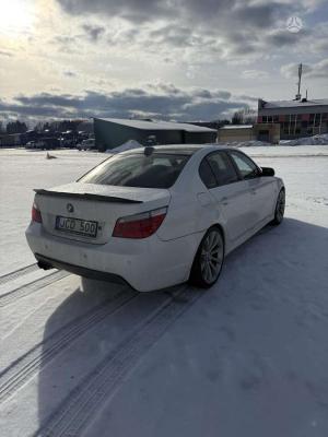 White BMW 525 2009 in Vilnius, with an engine capacity of 2.99 L and mileage of 390 thousand km for 9200 €, photo 5 on AUTOMOTO.COM.LV
