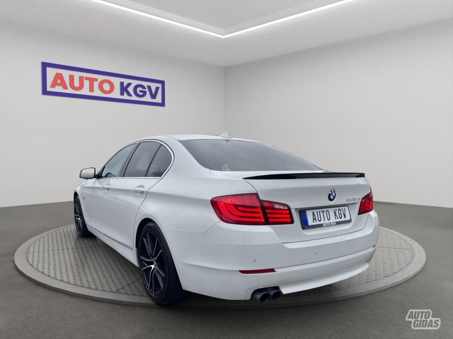 White BMW 525 2011 in Vilnius, with an engine capacity of 3.00 L and mileage of 417 thousand km for 5500 €, photo 4 on AUTOMOTO.COM.LV