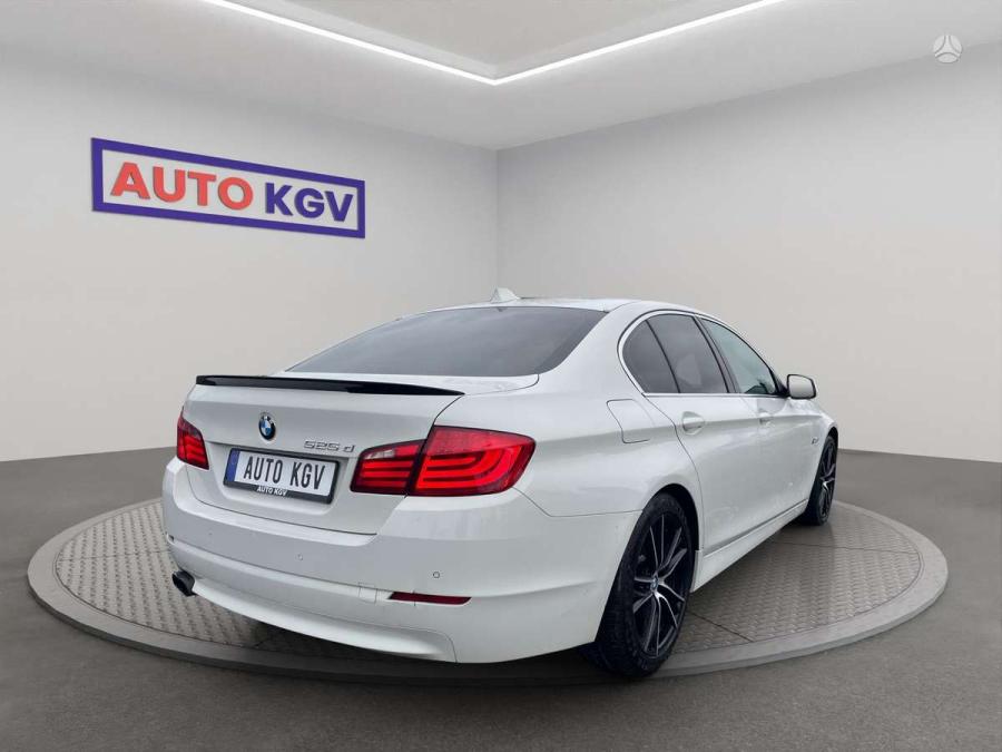 White BMW 525 2011 in Vilnius, with an engine capacity of 3.00 L and mileage of 417 thousand km for 4999 €, photo 5 on AUTOMOTO.COM.LV
