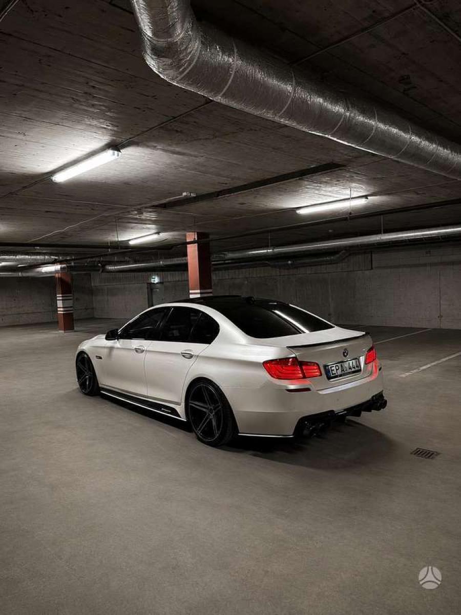 White BMW 525 2011 in Vilnius, with an engine capacity of 2.99 L and mileage of 328 thousand km for 15000 €, photo 5 on AUTOMOTO.COM.LV