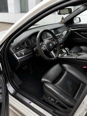 White BMW 525 2011 in Vilnius, with an engine capacity of 2.99 L and mileage of 328 thousand km for 15000 €, photo 12 on AUTOMOTO.COM.LV