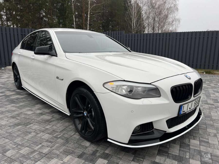 White BMW 525 2013 in Vilnius, with an engine capacity of 2.00 L and mileage of 361 thousand km for 9200 €, photo 3 on AUTOMOTO.COM.LV