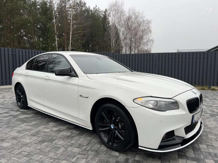 White BMW 525 2013 in Vilnius, with an engine capacity of 2.00 L and mileage of 361 thousand km for 9200 €, photo 4 on AUTOMOTO.COM.LV