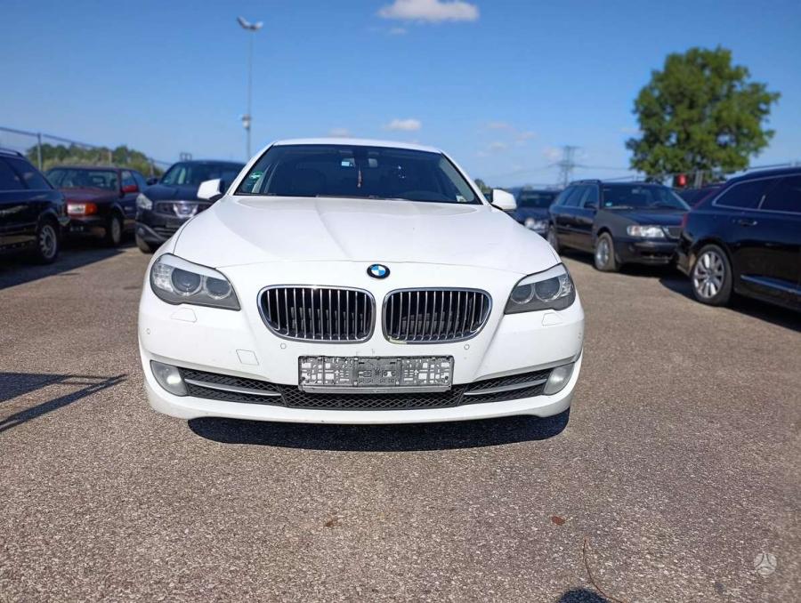 White BMW 525 2013 in Marijampole, with an engine capacity of 2.00 L and mileage of 365 thousand km for 5500 €, photo 13 on AUTOMOTO.COM.LV