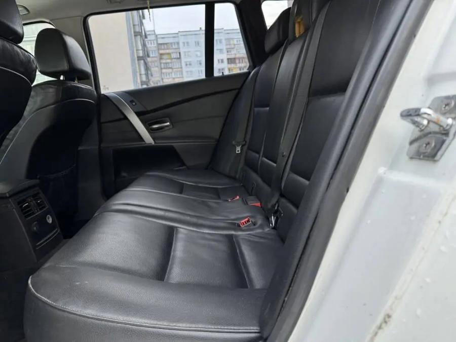 White BMW 525 2005 in Riga, with an engine capacity of 2.50 L and mileage of 306 thousand km for 3690 €, photo 10 on AUTOMOTO.COM.LV