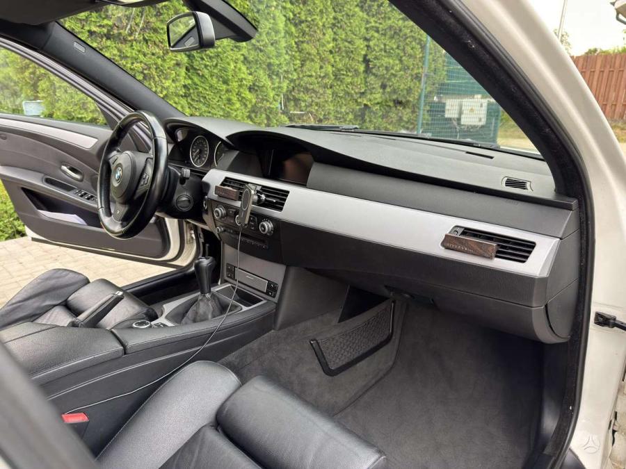 Balts BMW 525 2009 Viļņa, ar dzinēja tilpumu 3.00 L un nobraukumu 256 tūkst. km par 6200 €, foto 11 vietnē AUTOMOTO.COM.LV