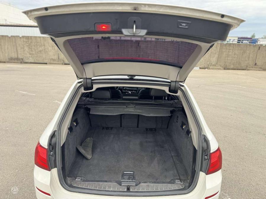 Balts BMW 525 2012 Panevēža, ar dzinēja tilpumu 2.00 L un nobraukumu 391 tūkst. km par 5800 €, foto 9 vietnē AUTOMOTO.COM.LV
