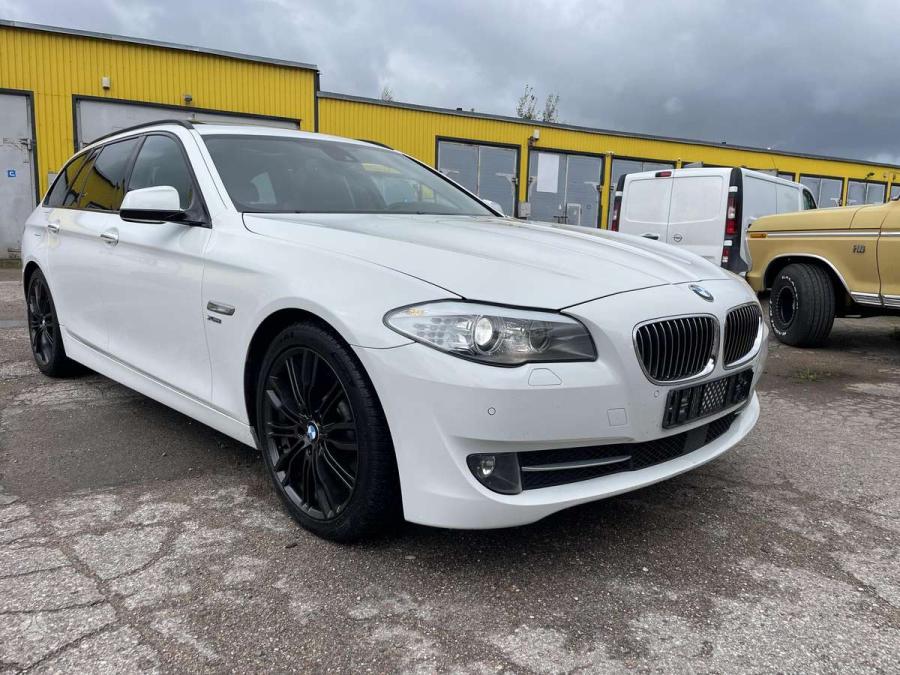 White BMW 525 2012 in Siauliai, with an engine capacity of 2.00 L and mileage of 332 thousand km for 7250 €, photo 8 on AUTOMOTO.COM.LV