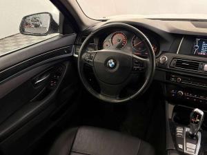 White BMW 525 2013 in Marijampole, with an engine capacity of 2.00 L and mileage of 330 thousand km for 8450 €, photo 16 on AUTOMOTO.COM.LV
