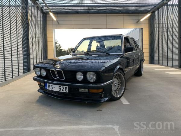 Black BMW 528 1987 in Riga, with an engine capacity of 2.80 L and mileage of 238 thousand km for 15000 €, photo 1 on AUTOMOTO.COM.LV