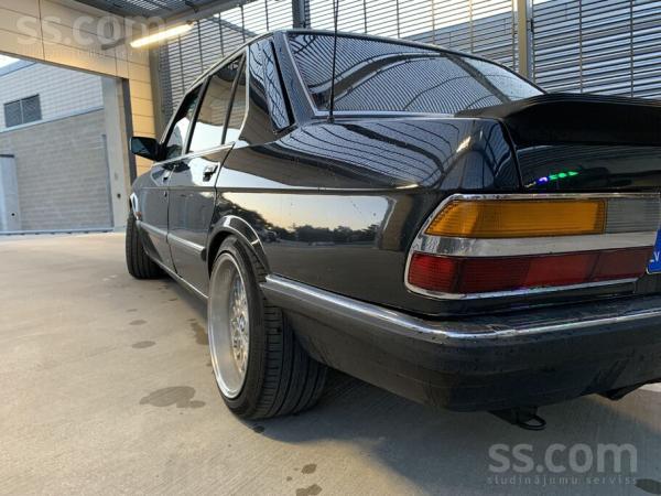 Black BMW 528 1987 in Riga, with an engine capacity of 2.80 L and mileage of 238 thousand km for 15000 €, photo 4 on AUTOMOTO.COM.LV
