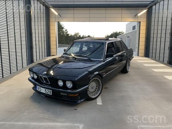 Black BMW 528 1987 in Riga, with an engine capacity of 2.80 L and mileage of 238 thousand km for 15000 €, photo 5 on AUTOMOTO.COM.LV