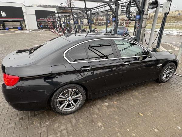 Black BMW 528 2011 in Kaunas, with an engine capacity of 3.00 L and mileage of 250 thousand km for 8350 €, photo 3 on AUTOMOTO.COM.LV