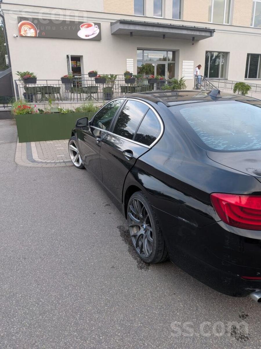 Black BMW 528 2011 in Rezekne, with an engine capacity of 2.80 L and mileage of 294 thousand km for 7000 €, photo 6 on AUTOMOTO.COM.LV