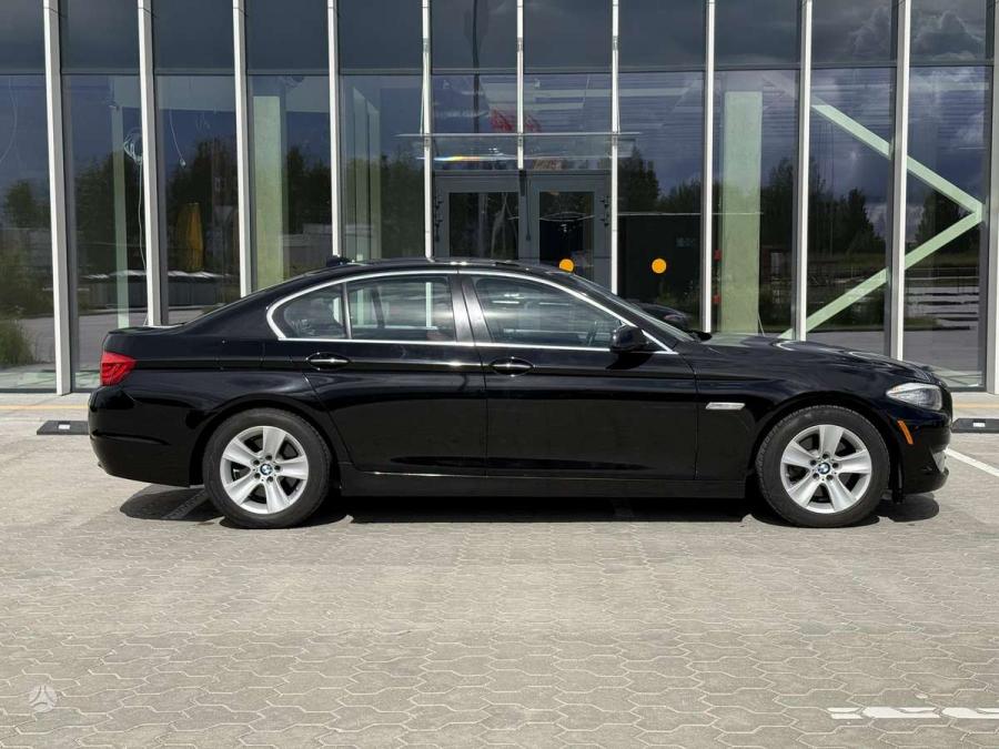 Black BMW 528 2011 in Vilnius, with an engine capacity of 2.98 L and mileage of 299 thousand km for 8500 €, photo 3 on AUTOMOTO.COM.LV
