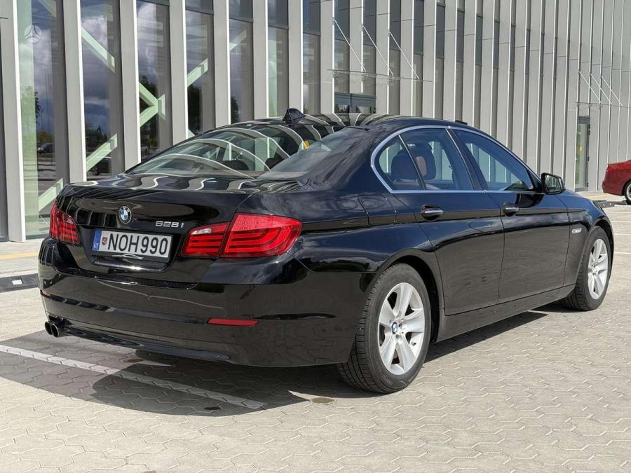 Black BMW 528 2011 in Vilnius, with an engine capacity of 2.98 L and mileage of 299 thousand km for 8500 €, photo 4 on AUTOMOTO.COM.LV