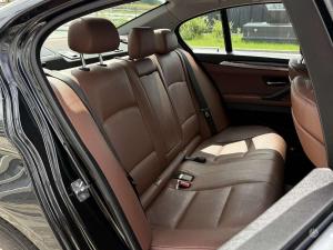 Black BMW 528 2011 in Vilnius, with an engine capacity of 2.98 L and mileage of 299 thousand km for 8500 €, photo 18 on AUTOMOTO.COM.LV