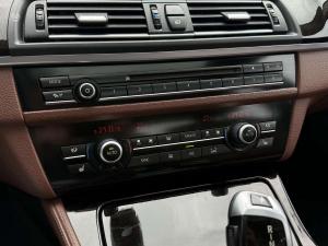 Black BMW 528 2011 in Vilnius, with an engine capacity of 2.98 L and mileage of 299 thousand km for 8500 €, photo 31 on AUTOMOTO.COM.LV