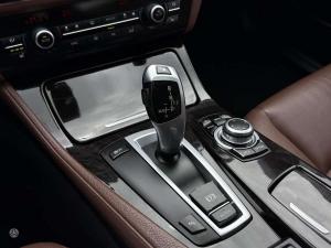 Black BMW 528 2011 in Vilnius, with an engine capacity of 2.98 L and mileage of 299 thousand km for 8500 €, photo 33 on AUTOMOTO.COM.LV