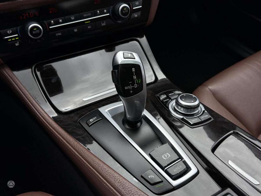 Black BMW 528 2011 in Vilnius, with an engine capacity of 2.98 L and mileage of 299 thousand km for 8500 €, photo 33 on AUTOMOTO.COM.LV