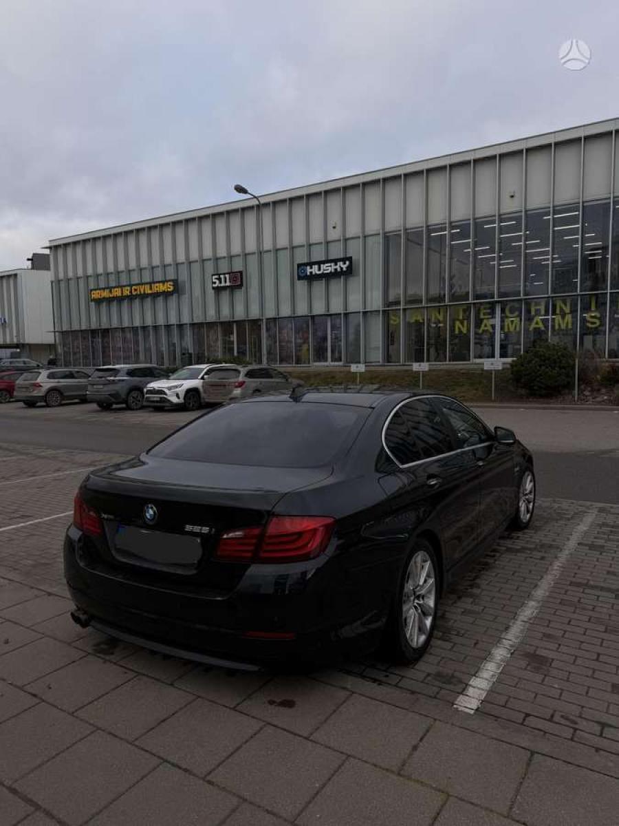 Black BMW 528 2012 in Vilnius, with an engine capacity of 2.00 L and mileage of 229 thousand km for 8500 €, photo 4 on AUTOMOTO.COM.LV