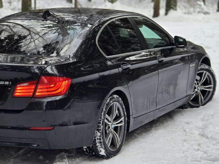 Black BMW 528 2013 in Radviliskis, with an engine capacity of 2.00 L and mileage of 279 thousand km for 8300 €, photo 4 on AUTOMOTO.COM.LV