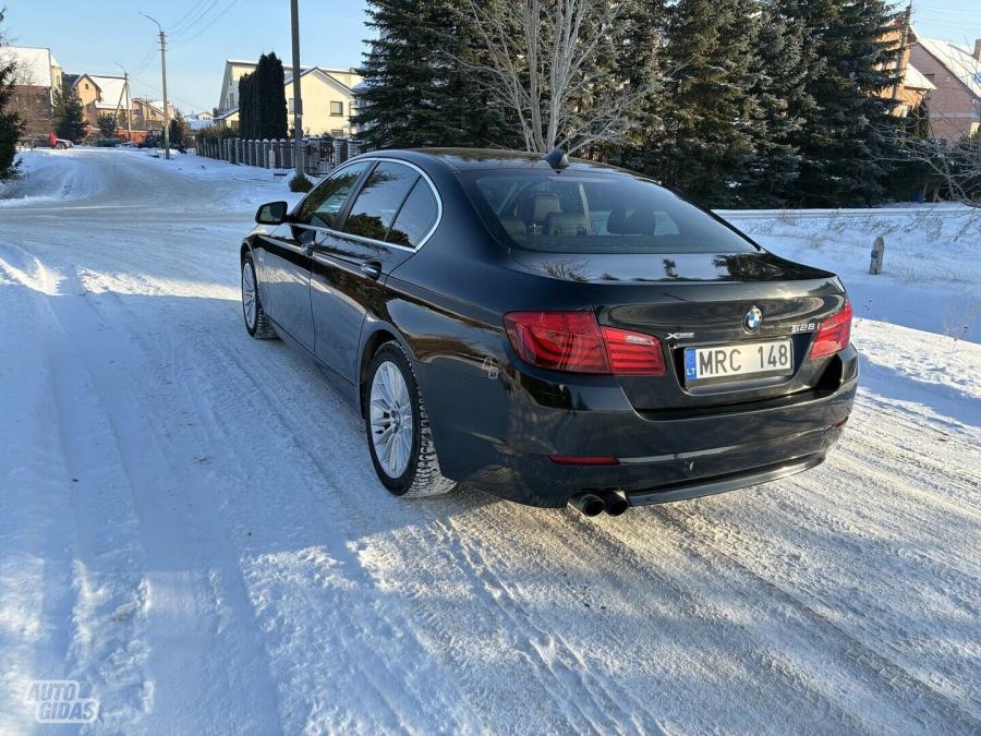 Black BMW 528 2013 in Siauliai, with an engine capacity of 2.00 L and mileage of 236 thousand km for 8500 €, photo 4 on AUTOMOTO.COM.LV