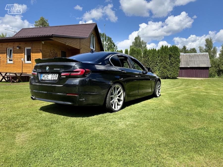 Black BMW 528 2013 in Siauliai, with an engine capacity of 2.00 L and mileage of 367 thousand km for 9250 €, photo 8 on AUTOMOTO.COM.LV