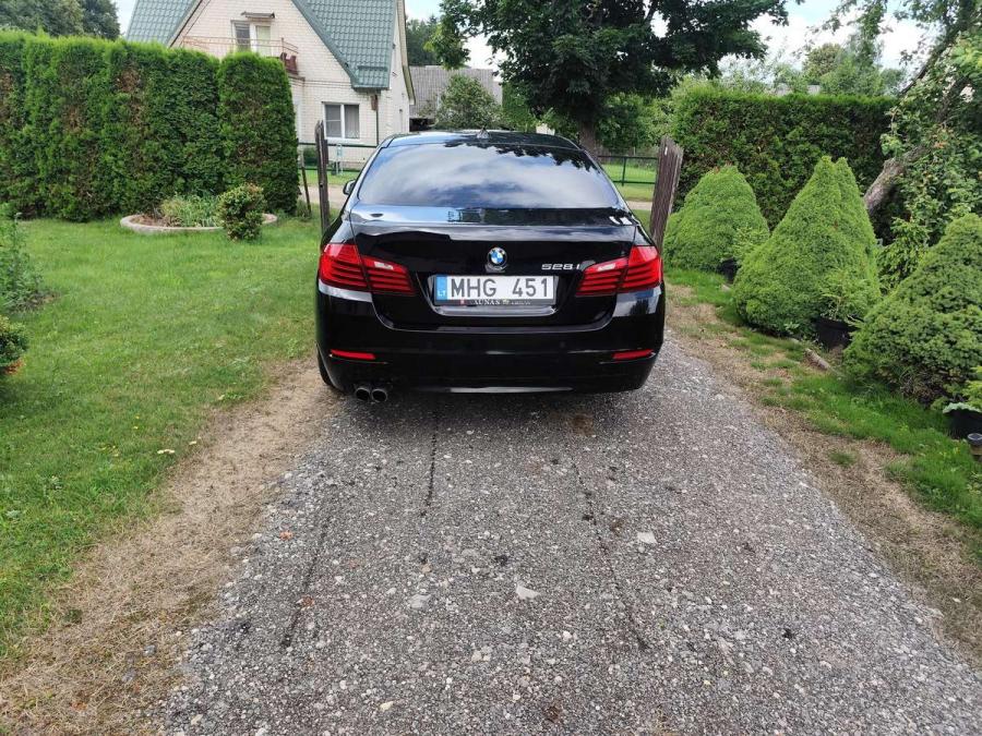 Black BMW 528 2015 in Kazlu Ruda, with an engine capacity of 1.99 L and mileage of 279 thousand km for 9000 €, photo 6 on AUTOMOTO.COM.LV