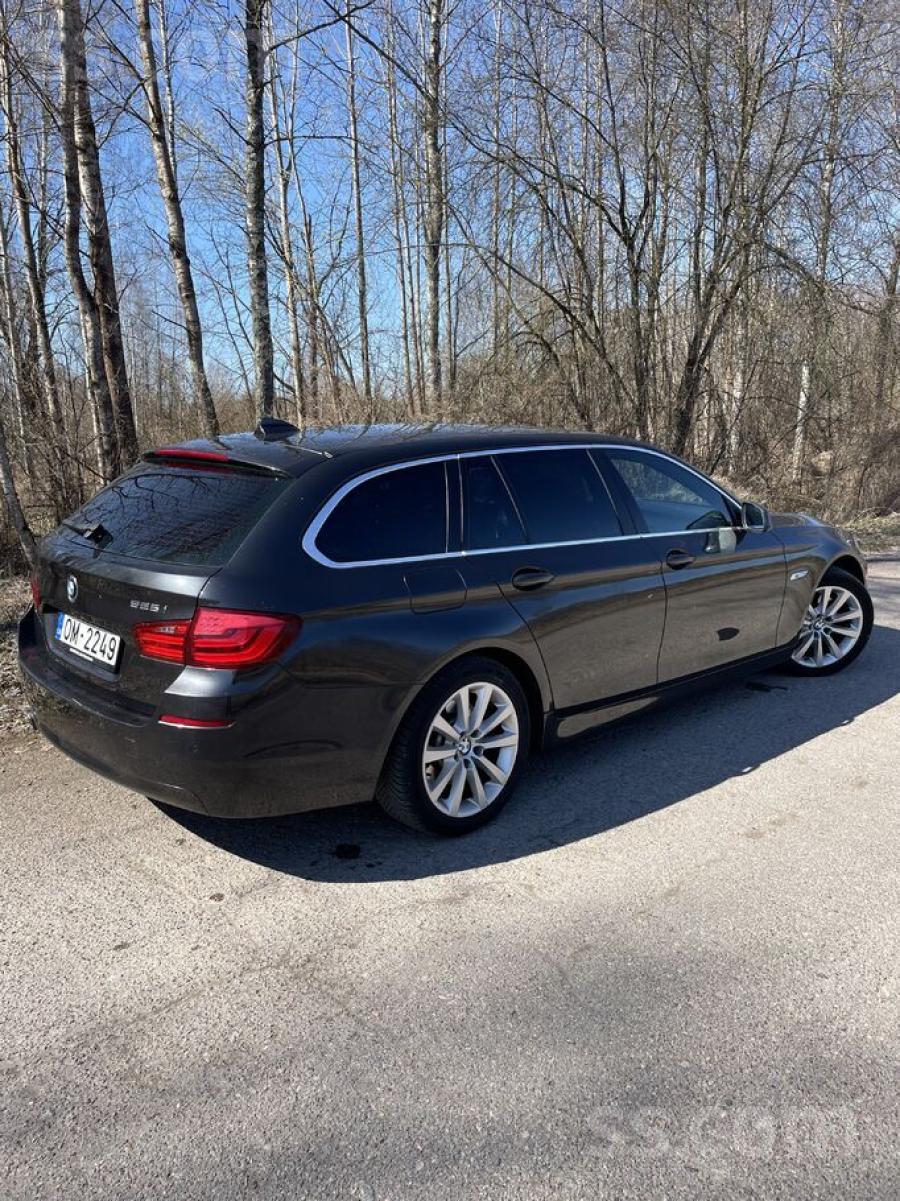 Black BMW 528 2012 in Riga, with an engine capacity of 2.00 L and mileage of 288 thousand km for 9900 €, photo 4 on AUTOMOTO.COM.LV