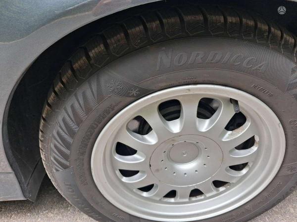 Pelēks BMW 528 2000 Viļņa, ar dzinēja tilpumu 3.00 L un nobraukumu 330 tūkst. km par 3300 €, foto 4 vietnē AUTOMOTO.COM.LV