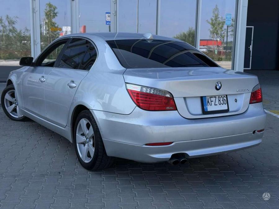 Pelēks BMW 528 2008 Viļņa, ar dzinēja tilpumu 3.00 L un nobraukumu 362 tūkst. km par 3000 €, foto 5 vietnē AUTOMOTO.COM.LV