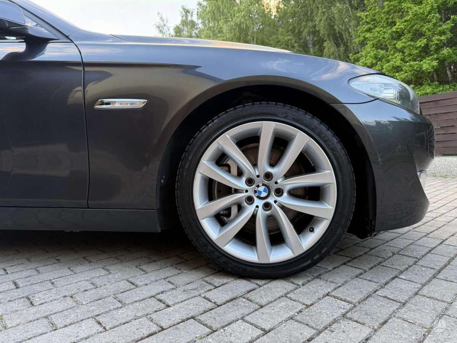 Серый БМВ 528 2010 в Мажейкяй, объемом двигателя 3.00 л и пробегом 300 тыс. км за 12500 €, фото 3 на AUTOMOTO.COM.LV