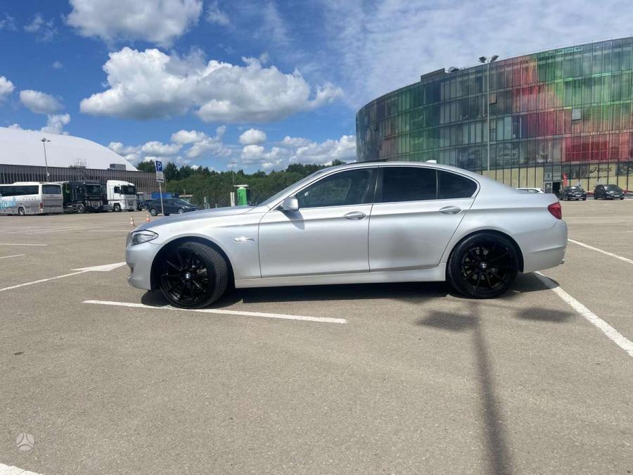 Grey BMW 528 2011 in Siauliai, with an engine capacity of 3.00 L and mileage of 270 thousand km for 6000 €, photo 4 on AUTOMOTO.COM.LV
