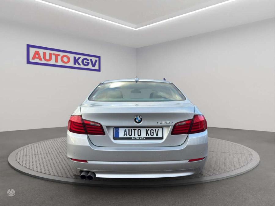Grey BMW 528 2012 in Kaunas, with an engine capacity of 2.00 L and mileage of 301 thousand km for 6499 €, photo 4 on AUTOMOTO.COM.LV