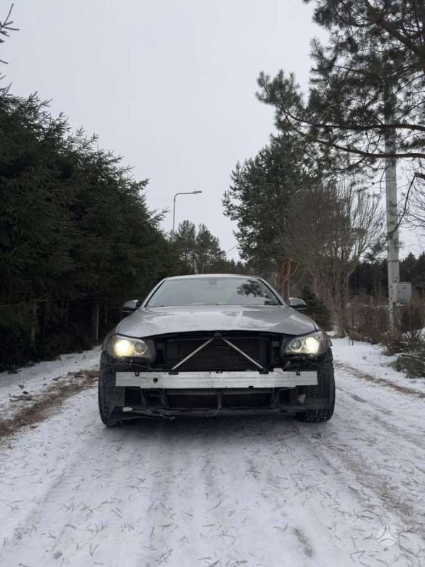 Grey BMW 528 2015 in Vilnius, with an engine capacity of 2.00 L and mileage of 287 thousand km for 6400 €, photo 2 on AUTOMOTO.COM.LV
