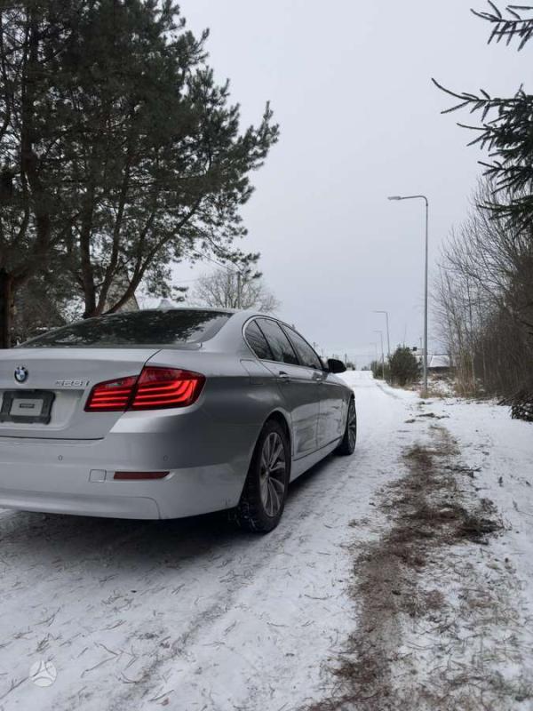 Grey BMW 528 2015 in Vilnius, with an engine capacity of 2.00 L and mileage of 287 thousand km for 6400 €, photo 4 on AUTOMOTO.COM.LV