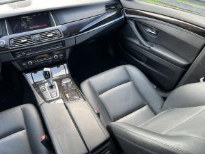 Pelēks BMW 528 2016 Viļņa, ar dzinēja tilpumu 2.00 L un nobraukumu 270 tūkst. km par 9900 €, foto 13 vietnē AUTOMOTO.COM.LV