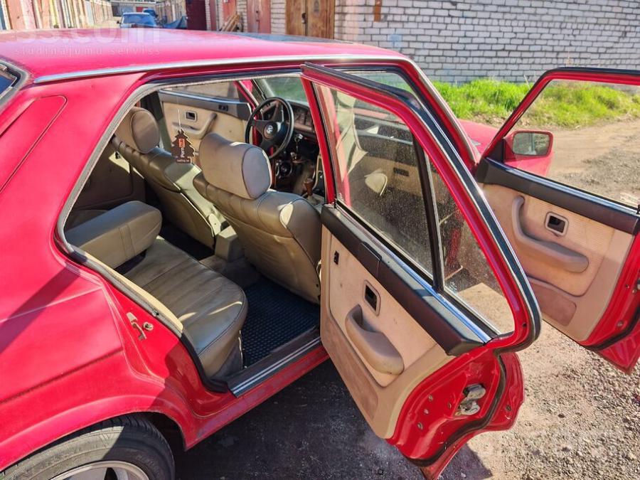 Sarkans BMW 528 1985 Rīga, ar dzinēja tilpumu 2.80 L un nobraukumu 366 tūkst. km par 6500 €, foto 13 vietnē AUTOMOTO.COM.LV