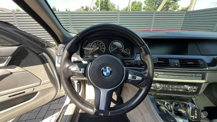 Red BMW 528 2011 in Kaunas, with an engine capacity of 3.00 L and mileage of 297 thousand km for 13000 €, photo 16 on AUTOMOTO.COM.LV