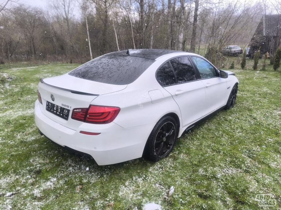 White BMW 528 2011 in Radviliskis, with an engine capacity of 3.00 L and mileage of 280 thousand km for 5500 €, photo 13 on AUTOMOTO.COM.LV