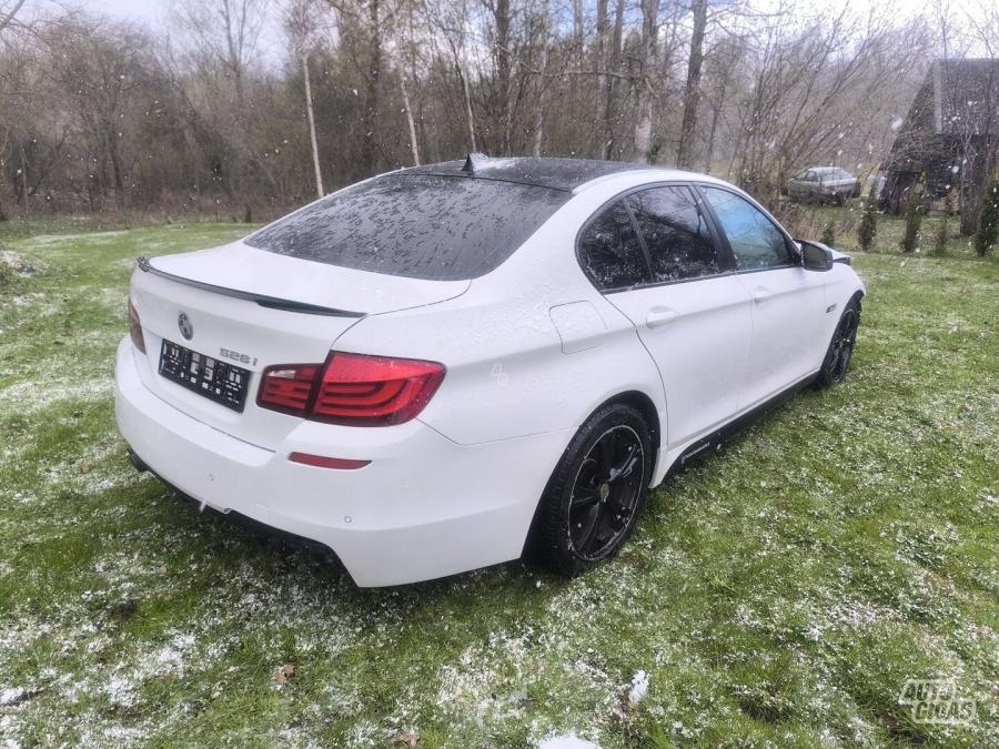 White BMW 528 2011 in Radviliskis, with an engine capacity of 3.00 L and mileage of 280 thousand km for 5500 €, photo 15 on AUTOMOTO.COM.LV