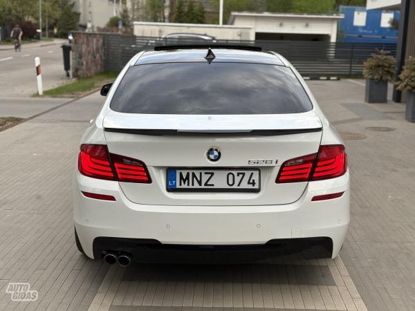 White BMW 528 2011 in Vilnius, with an engine capacity of 3.00 L and mileage of 280 thousand km for 8700 €, photo 8 on AUTOMOTO.COM.LV